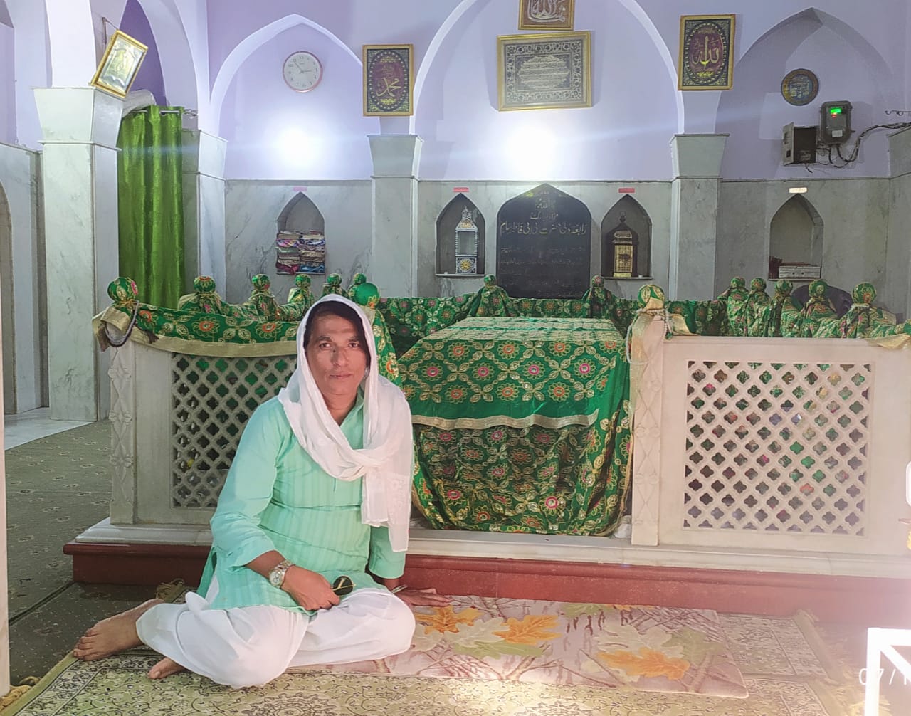Dargah In Delhi-Famous Peer Baba Tour For Blessings