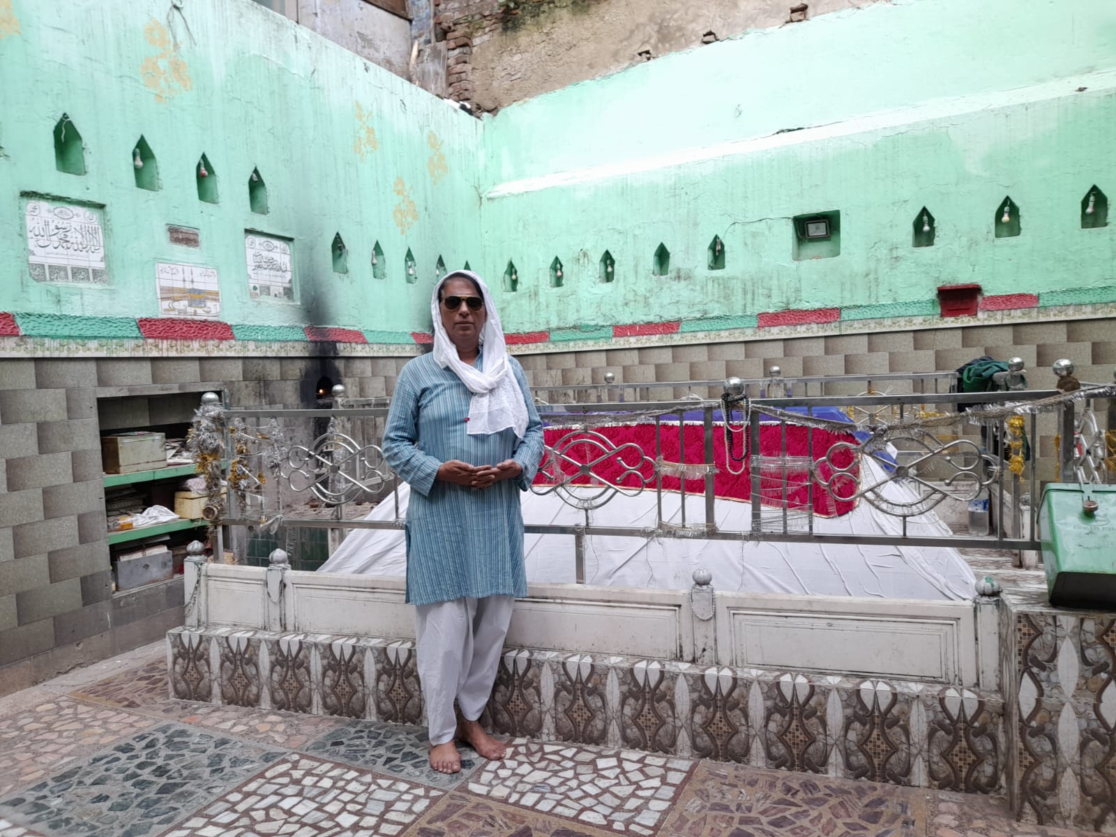 Dargah In Delhi-Famous Peer Baba Tour For Blessings